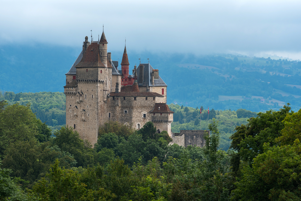 Perched castles in Auvergne-Rhône-Alpes: 13 jewels to visit